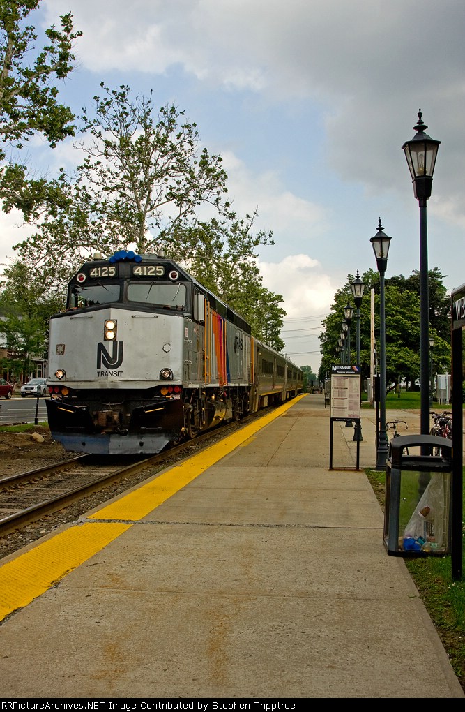 NJT 4125 leads a late afternoon westbound into Westwood station.